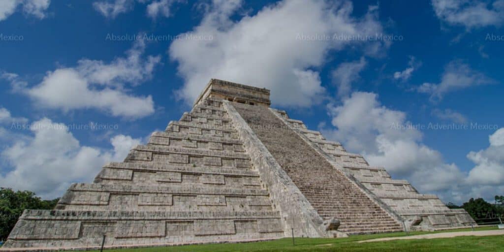 Kukulkan Temple: the biggest pyramid Chichen Itza mayan ruins